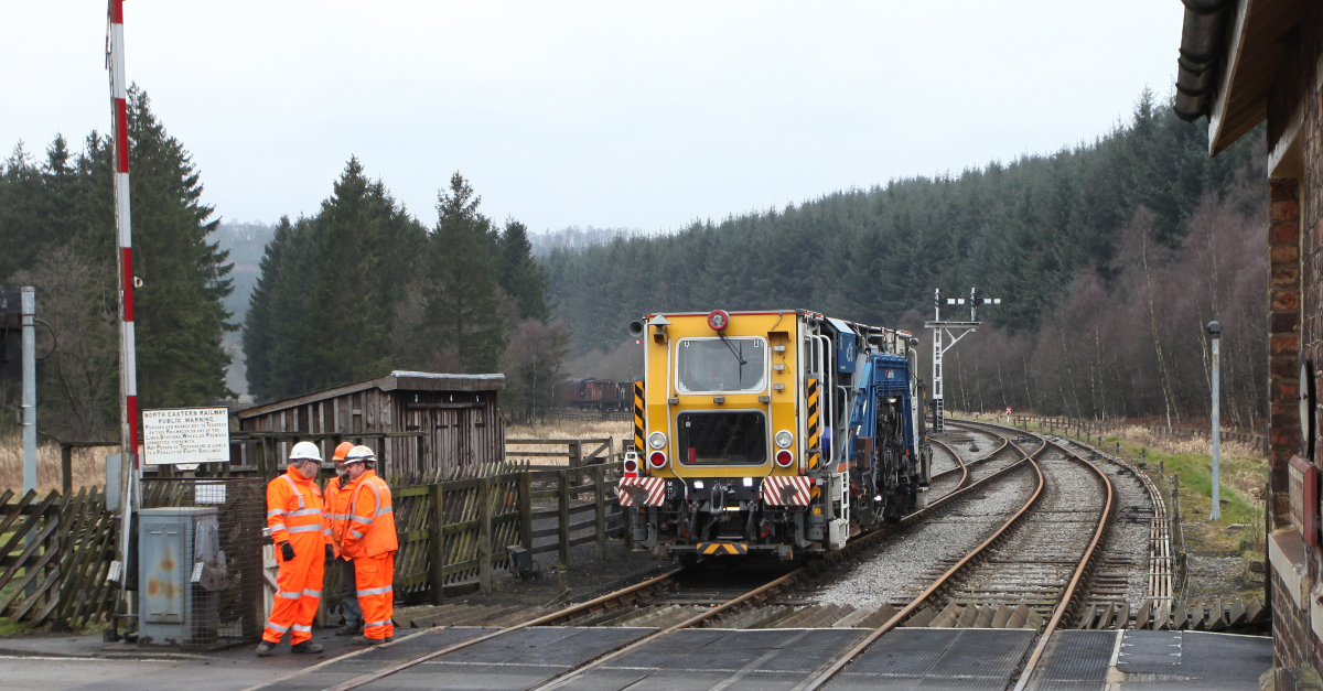 VolkerRail's ALC Beaver tamper tamps track on North Yorkshire Moors ...